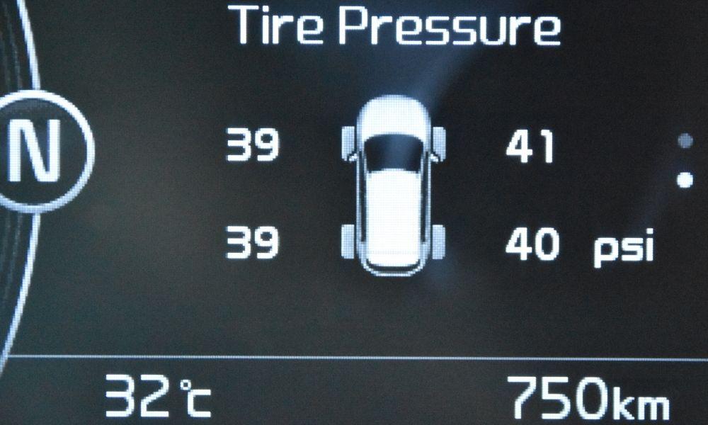 Symptoms Of Bad Tires | 4 Common Signs to Pay Attention